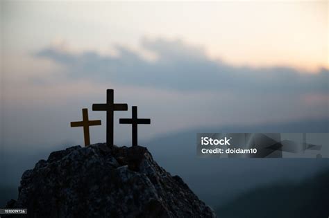 Tiga Salib Suci Yesus Kristus Bersinar Melalui Langit Merah Dan Awan Dan Latar Belakang Sinar