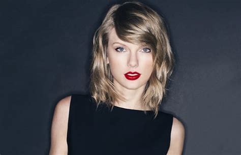 Taylor Swift Surprises Bff With Every 2000s Emo Teens Dream