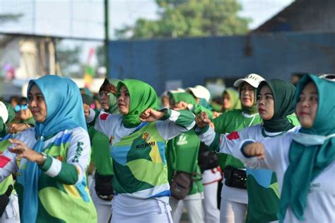Warga Paseh Antusias Senam Bedas Dalam Bunga Desa