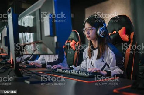 아시아 여성 E스포츠 팀 게이머는 그랜드 파이널 스포츠 이벤트 챔피언십 아레나에서 Rpg 퍼스트 슈팅 게임을 플레이하는 데