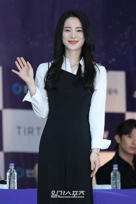 포토 임지연 아름다운 손인사