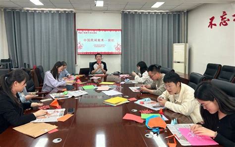 青春不打烊 夜校共成长 杨津庄镇青年夜校喊你上课啦！剪纸工艺美术课程