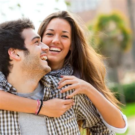Pareja Feliz Riendo Juntos Fotos De Stock Imágenes De Pareja Feliz