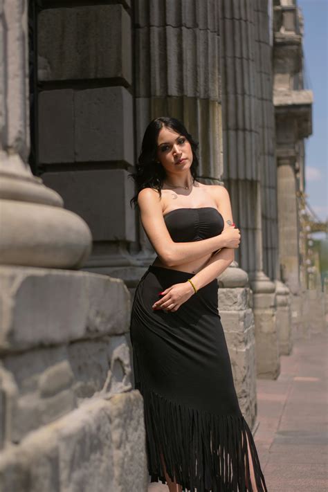 실내 거리 스타일 거리 패션 건축 건축 세부 사항 기둥 노출 도시 장면 도시 패션 도시의 럭셔리 밝은 등 복도 사람 사진 사진을 위해 포즈를