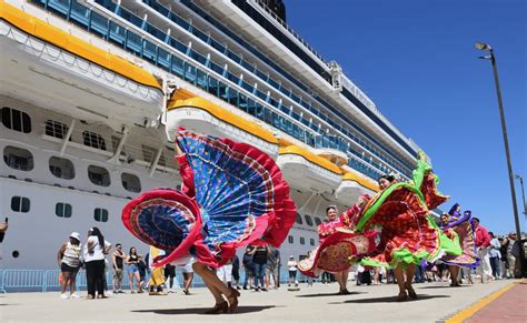 Da Alcalde De Ensenada Bienvenida A Pasajeros Del Carnival Firenze