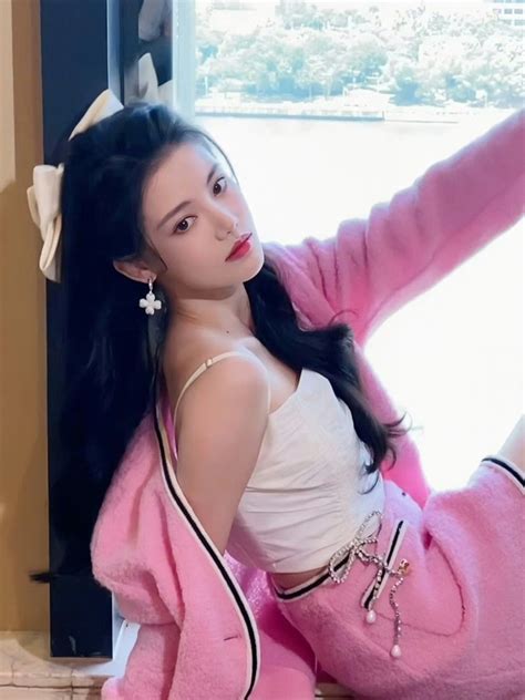 Pin By Vaaty23 On ซุนเจินหนี่ 孙珍妮 Celebs Poses Idol