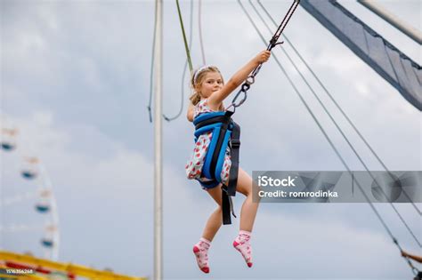 트램펄린 줄넘기로 점프하는 것을 즐기는 어린 미취학 소녀 놀이공원에서 행복한 아이 가족 활동 번지 점프에 대한 스톡 사진 및 기타 이미지 Istock