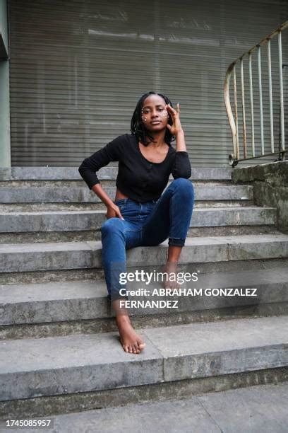 African American Woman Curly Hair Barefoot Photos And Premium High Res Pictures Getty Images