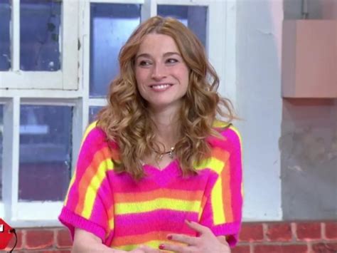 Le Nez Cassé Et Des Côtes Cassées Une Acheteuse Daffaire Conclue