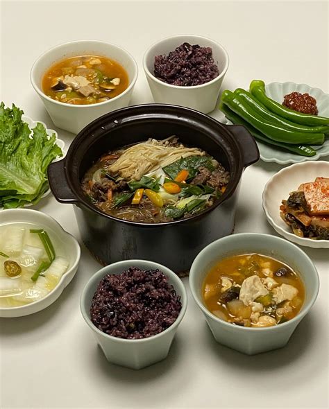 쿠키니야🍪👩🏽‍🍳 집밥•홈쿡•요리 소고기뭇국💫 여러분 안녕하세요 2025년 첫 피드입니다🙇🏽‍♀️ 떡국 떡만둣국 다들 잘 챙겨 드셨죠🤍 이마트 세일로 산 소고기