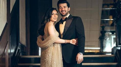 घुटनों के बल बैठे हाथ को चूमा और पूछा ‘मुझसे शादी करोगी देखें Karan