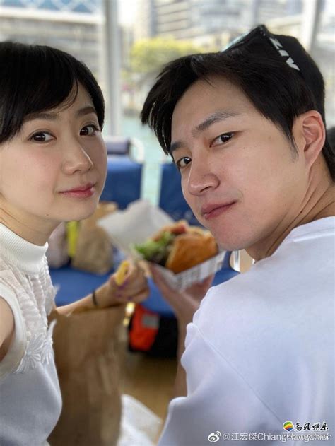 江宏杰晒出与福原爱旅行照片，夫妻俩在游乐园玩耍，牵手漫步，享受美食 新闻资讯 高贝娱乐