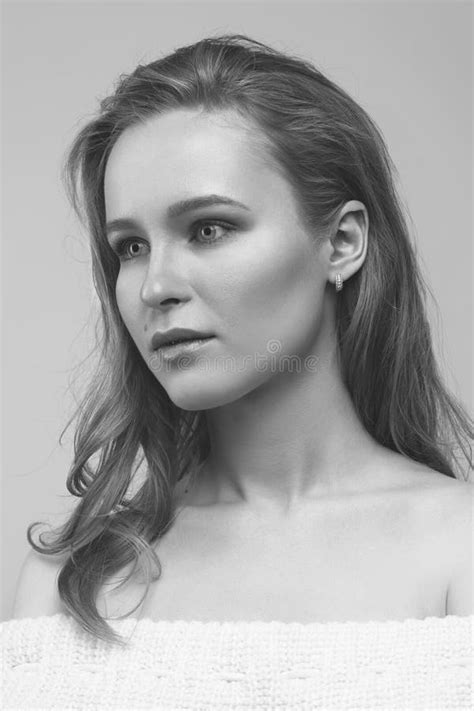Bellissima Ragazza In Posa E Seduta Su Sfondo Bianco Fotografia Stock Immagine Di Bello