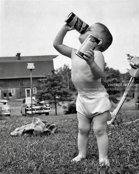 Bebé Gracioso Bebiendo Cerveza Foto Vintage De Un Niño Pequeño