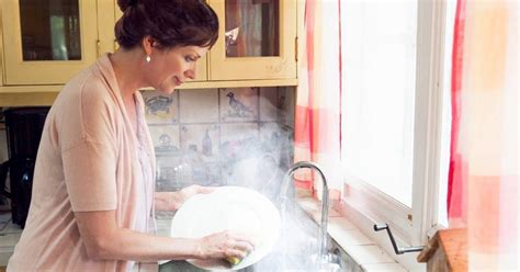 أم تنتهز فرصة دخول ابنها ليستحمَّ وتبدأ بجلي الصحون بالماء الساخن