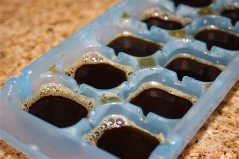 Masaţi Vă Tenul Cu Un Cub De Gheaţă Din Cafea Timp De Câteva Minute Rezultatul Este Rapid şi