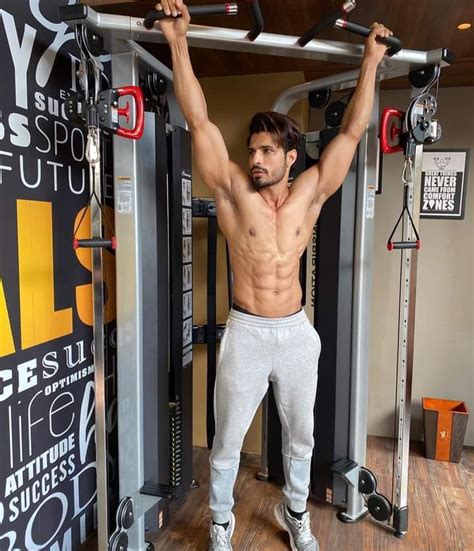🌻 Vin Rana Actor 18820 Handsome Indian Men Varun Dhawan Body Boy