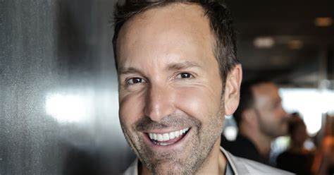 Éric Salvail Pourrait Il être Lanimateur De «sortez Moi Dici Le Producteur Répond