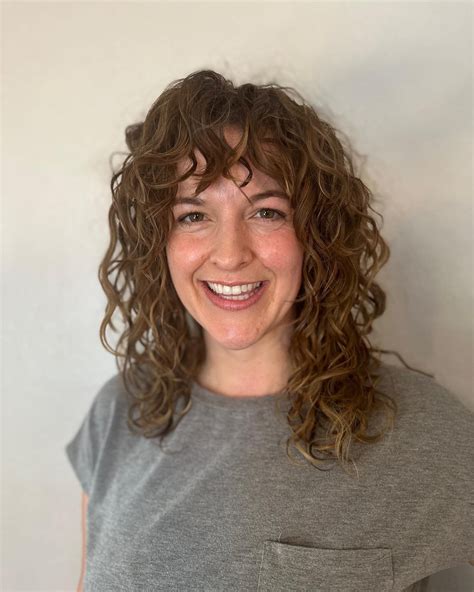 13 Layered Curly Hairstyles To Try In 2026 Creativebooster