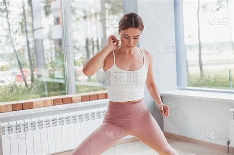 健康和生活方式概念 女人做室内运动