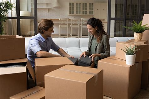 해피 커플 팩 소지품을 골판지 상자에 넣어 재배치를 준비합니다 2명에 대한 스톡 사진 및 기타 이미지 2명 30 34세 가정 생활 Istock