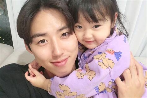 열애설도 없이 혼전임신 하더니 비밀 결혼 해버린 男스타 뉴스에이드