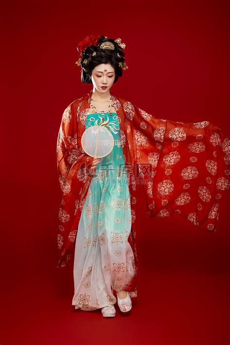 红色背景下大唐风韵女性古装妆容造型高清摄影大图 千库网