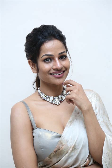 Lisha స్లీవ్ లెస్ జాకెట్‌లో క్లీవేజ్ షో యువ నటి లిషా ఎద అందాల జాతర Lisha Cleavage Show