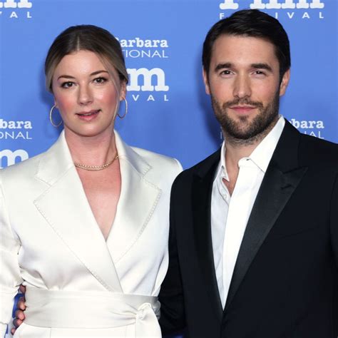 Josh Bowman Et Emily Vancamp Sortent Ensemble En 2024