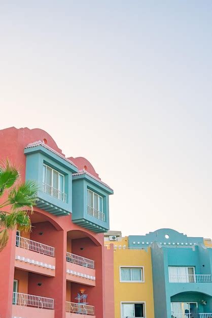 Fachadas De Colores De Edificios Contra El Cielo Foto Premium