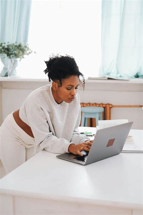 有关个人学习 互聯網 人 休閒裝 做笔记 千年 在家工作 在线教育 在线课程 垂直拍摄 女人 女学生 学习习惯 学习工具 学习空间 学习课程 学术工作 學生