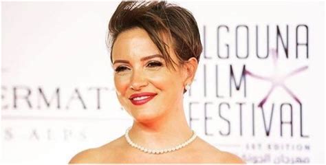 ريهام عبد الغفور تغضب الجمهور بتعليقها علىة مع صديقاتها المحجبات فوشيا