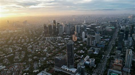 인도네시아 수도 자카르타의 탁 트인 도시 풍경 일몰 오염된 도시에서 드물게 맑은 날 사진 Unsplash의 타운 스퀘어 이미지