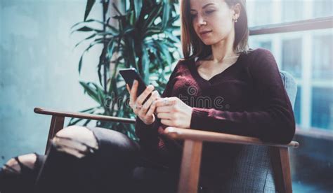 Blonde Yound Vrouw Die Moderne Mobiele Telefoon In Handen Houden Meisje