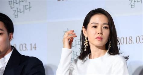 St포토 손예진 청순한 듯 섹시한 듯