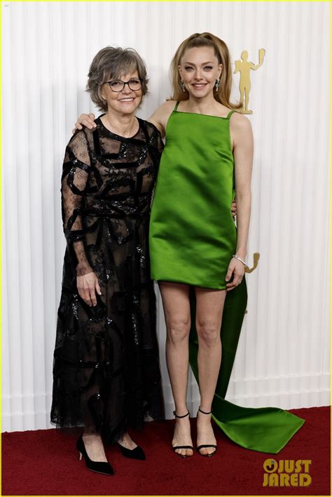 Amanda Seyfried Goes Retro In A Green Mini Dress For Sag Awards 2023 Photo 4899503 Amanda