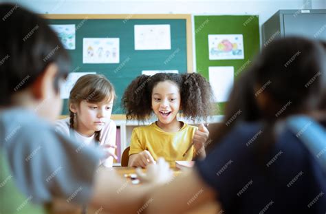 Premium Photo Group Of Elementary School Pupils With Pens And Papers
