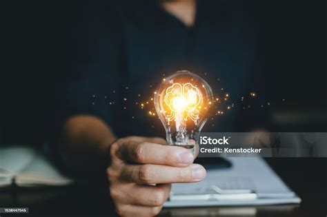 개념 아이디어와 인공 지능 Ai 기계 학습 추상 전구 처리 딥 러닝 혁신에서 빛나는 다채로운 뇌 회로를 들고있는 사람들 과학과 기술 3차원 형태에 대한 스톡 사진 및 기타