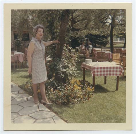 Gabrielle Ulmann Dans Le Jardin Dun Restaurant Paris France 20e Siècle Musée Dart Et D