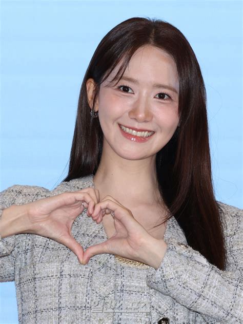 포토 임윤아 잔망스러운 하트 포즈