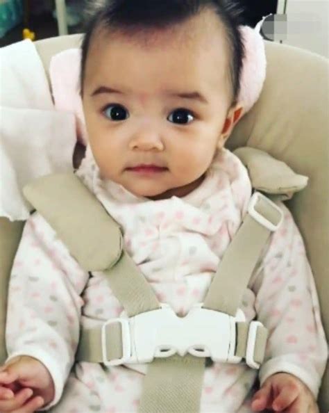 熊黛林與雙胞胎女兒溫馨互動，小萌娃笑容甜美大眼水汪汪超可愛 每日頭條