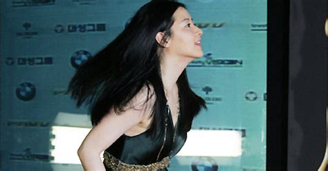 포토엔 이영애 긴 머리 휘날리며 힘차게 레드카펫 밟아