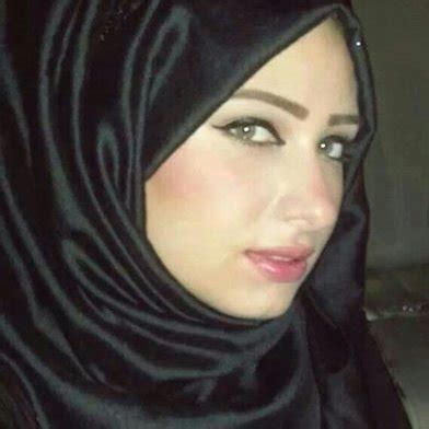 بين عشية وضحاها في منزل زميل لها لأنها فاتتها القطار الأخير