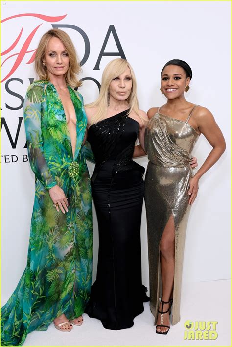 Amber Valletta Rewears The Iconic Jlo Green Versace Dress 26 Years