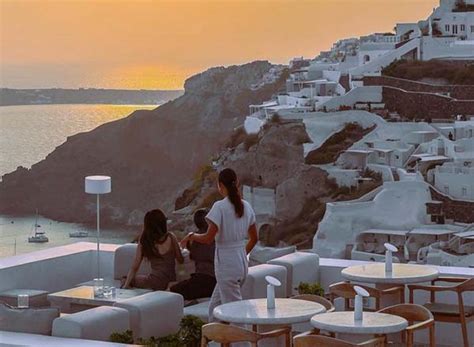 Saint Sky Bar Rooftop Bar In Santorini The Rooftop Guide