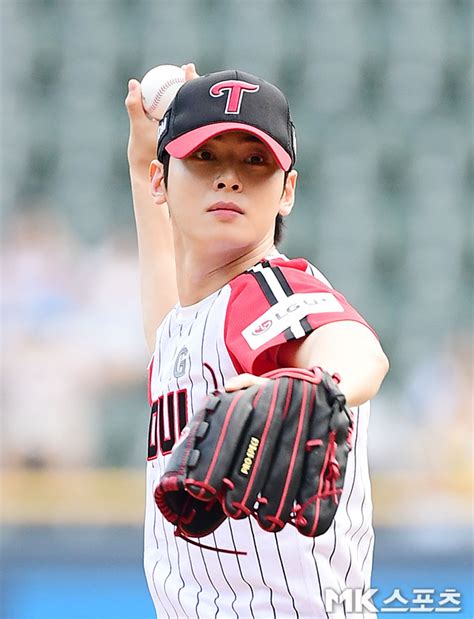 Cha Eun Woo Astro Fait Le Buzz Pour Son Visuel à Un Match De Baseball