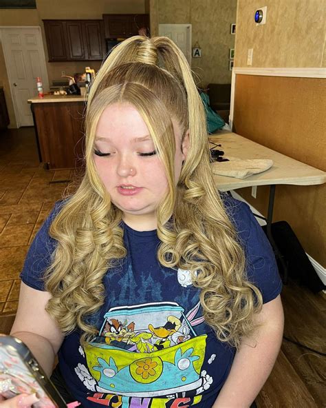 Honey Boo Boo 17 Shows Off Very Long Acrylic Nails And Fake Lashes In