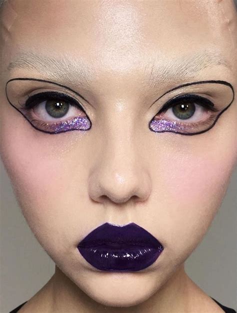 Épinglé Par Ah Sur Make Up Maquillage Minimaliste Maquillage Graphique Makeup Maquillage
