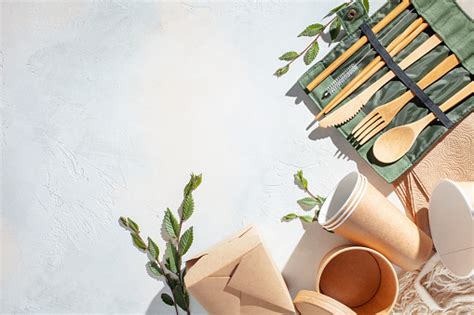 에코 크래프트 종이 식기 분홍색 배경에 종이 컵 요리 가방 패스트 푸드 용기와 나무 칼붙이 재활용 또는 폐기물 제로 개념 맨 위 보기입니다 복사 공간 가방에 대한 스톡 사진