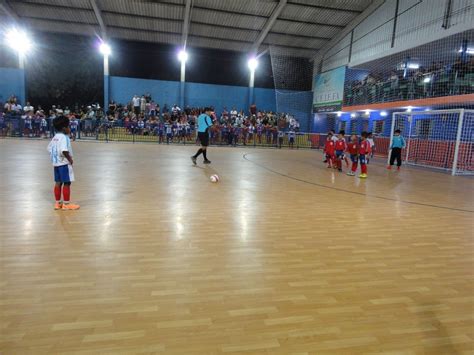 Endrick foi proibido de jogar a perna boa e quase virou lateral esquerdo no início da